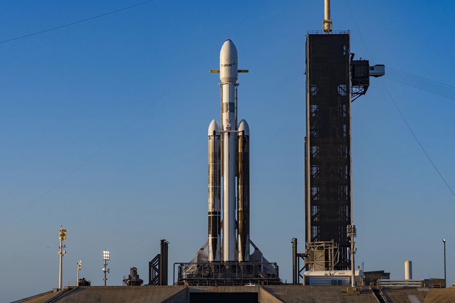 SpaceX lanza su súper cohete con satélite Viasat 3 - La Noticia SV