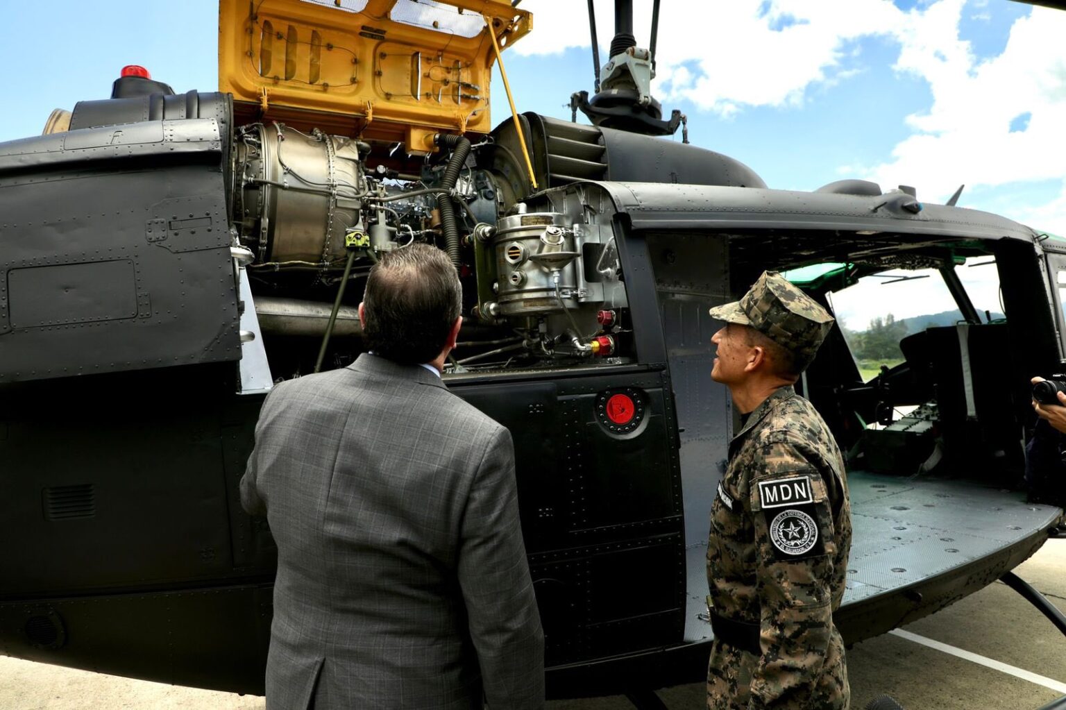 Embajador Duncan entregó dos motores para helicópteros a la Fuerza ...
