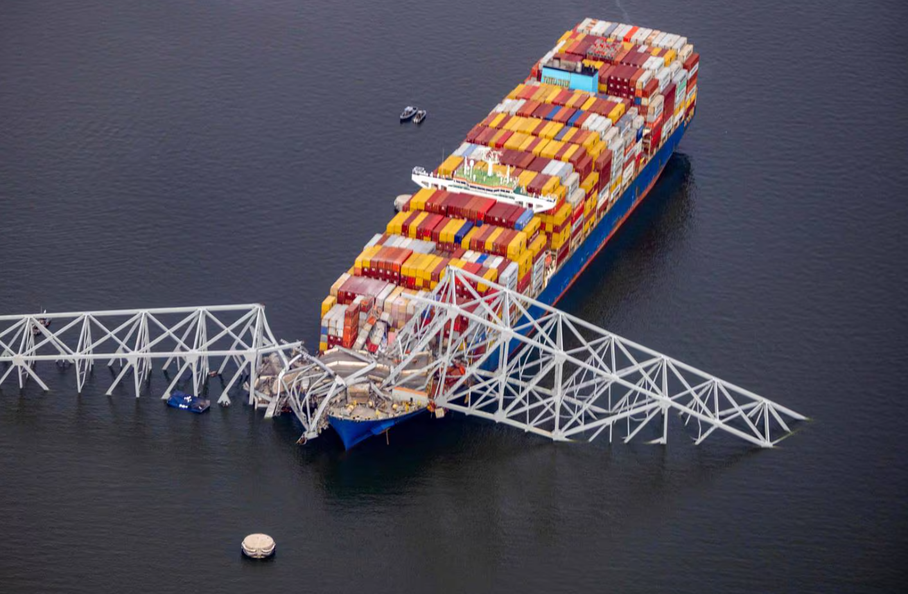 El barco carguero Dali al momento del choque contra el puente en ...