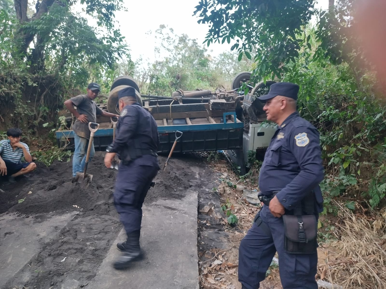 Camión que transportaba arena volcó en San Pedro Puxtla, Ahuachapán ...