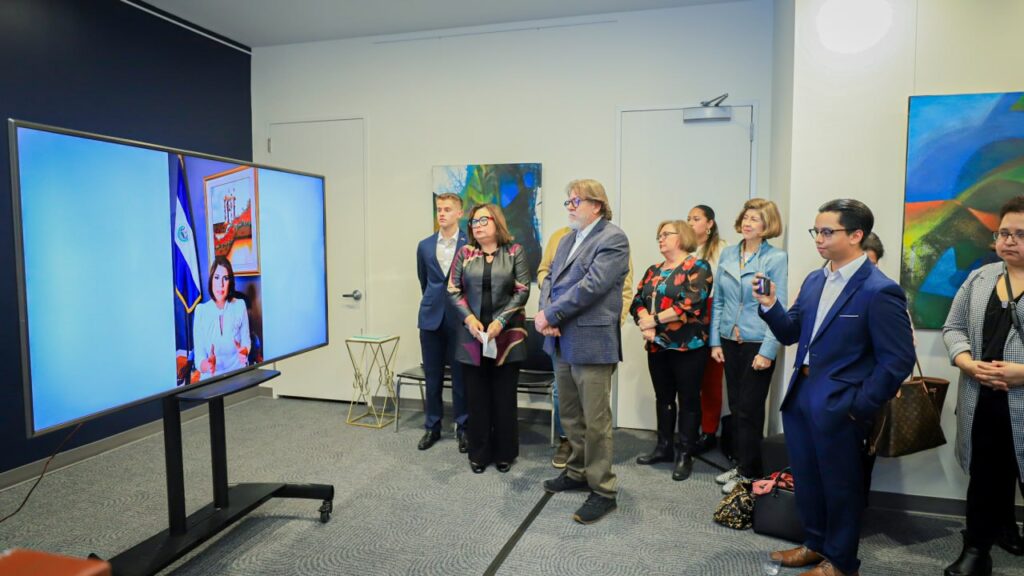 Inauguran exposición “Diálogos Solitarios” del salvadoreño César ...