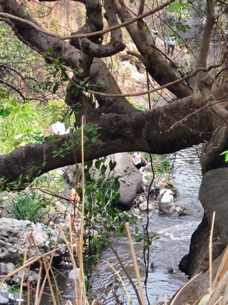 Rescatan a una persona que cayó en una quebrada, en Apopa - La Noticia SV
