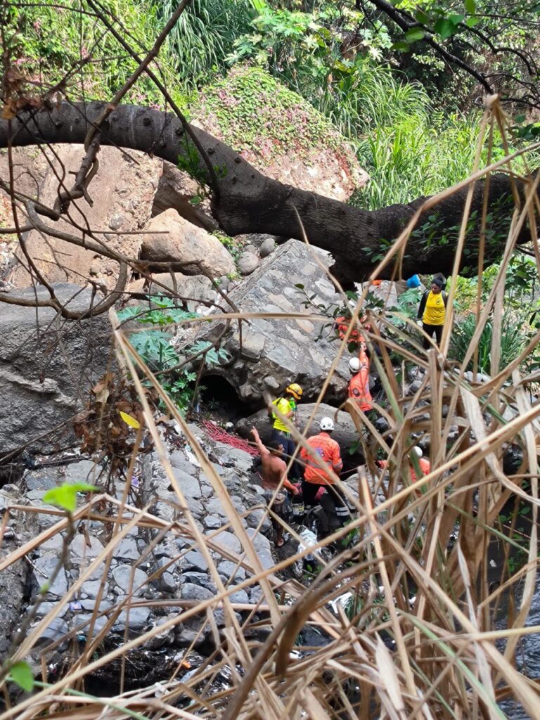 Rescatan a una persona que cayó en una quebrada, en Apopa - La Noticia SV