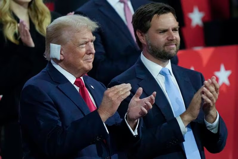Donald Trump llega a la convención republicana con la oreja vendada ...