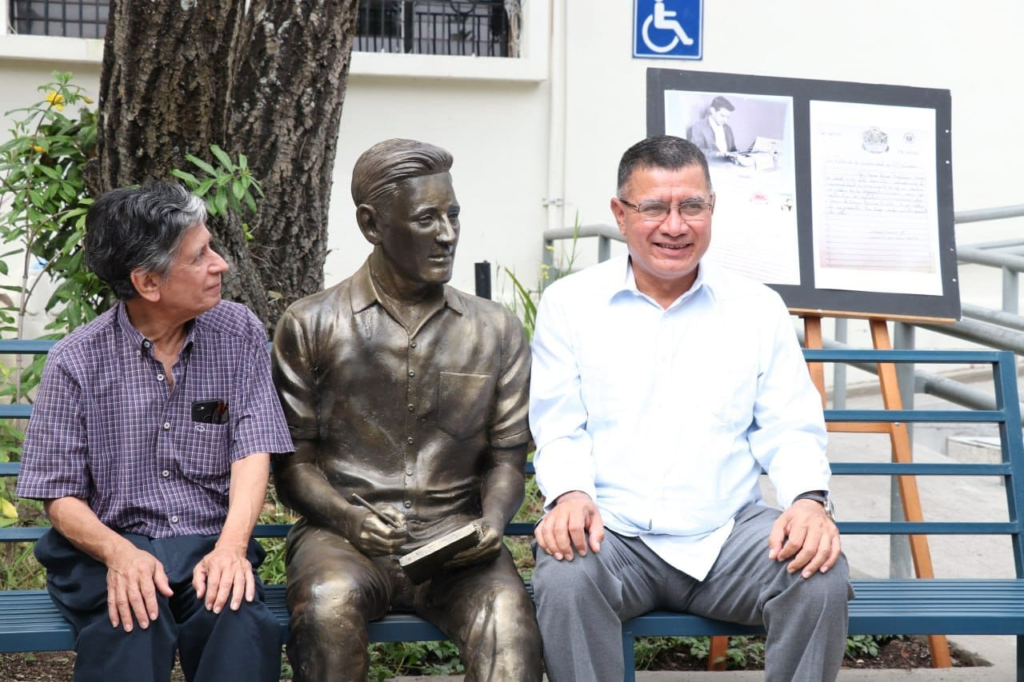 Inauguran escultura en honor al poeta Roque Dalton en la UES - Noticias ...