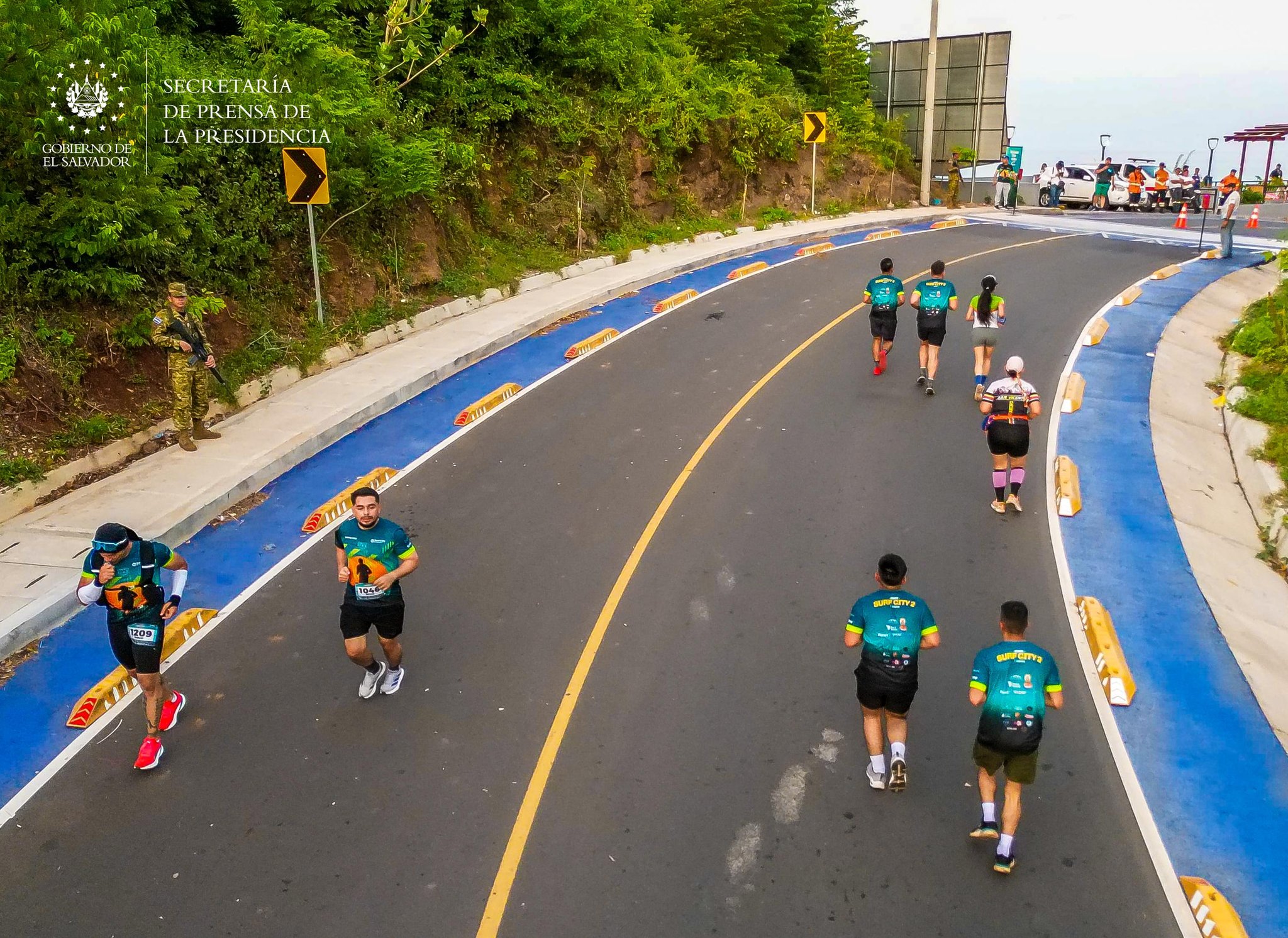 800 corredores participaron en el Desafío Surf City 2, en la playa El ...