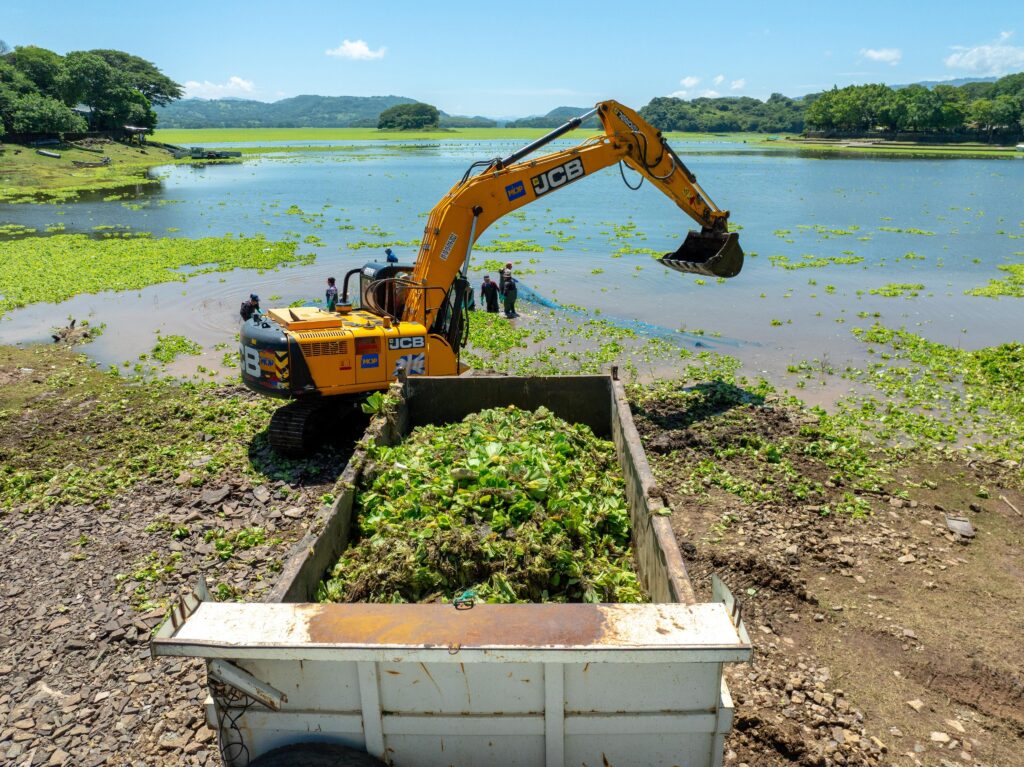 Autoridades inician limpieza del Lago Suchitlán para frenar ...