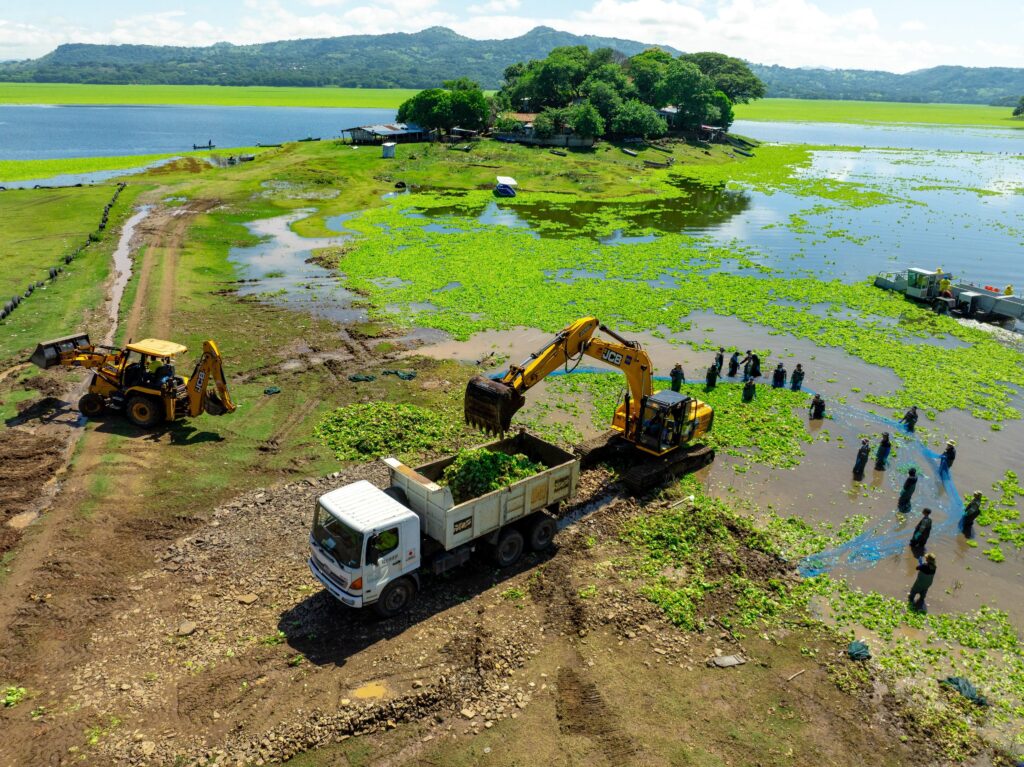 Autoridades inician limpieza del Lago Suchitlán para frenar ...