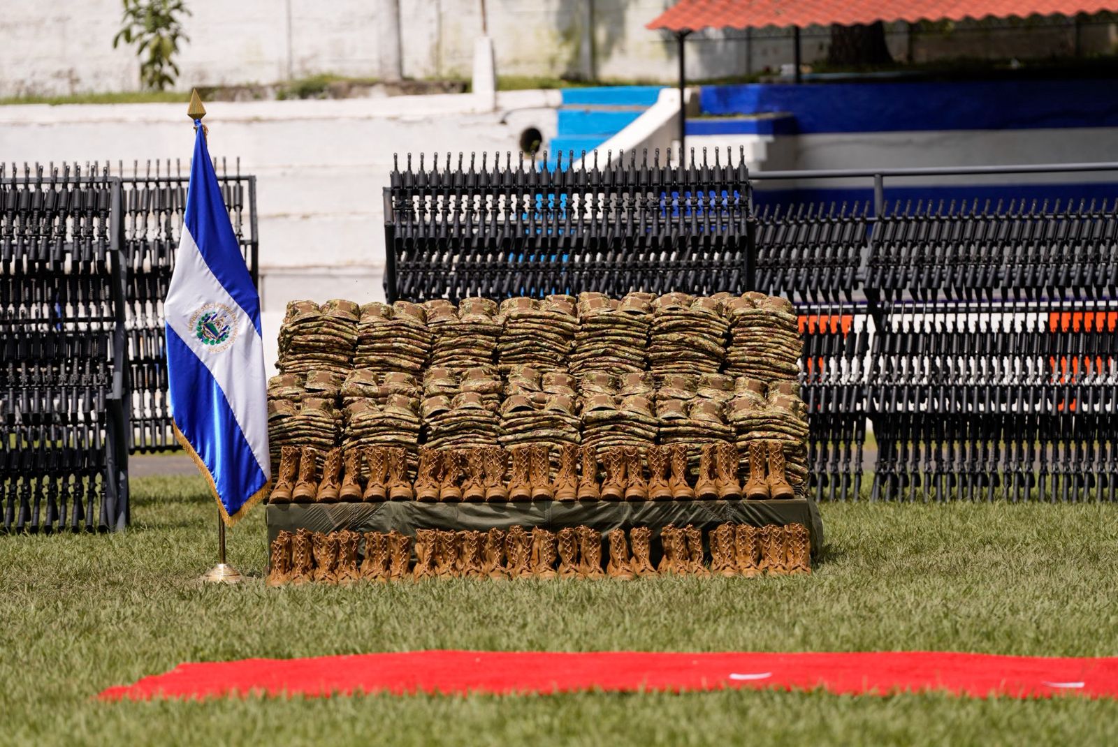 Ministro de Defensa entrega más de $3 millones en armamento y equipo a ...