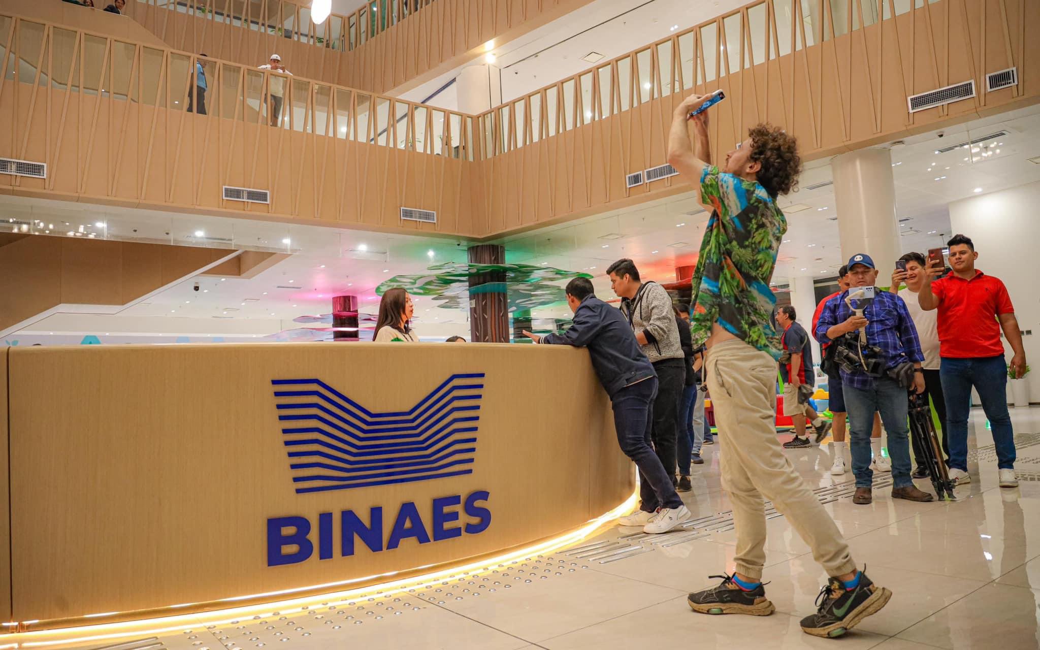 Luisito Comunica compara biblioteca de Oslo con la BINAES por su diseño ...