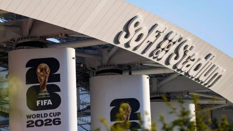 Trabajadores del SoFi Stadium amenazan con huelga a días del inicio del ...