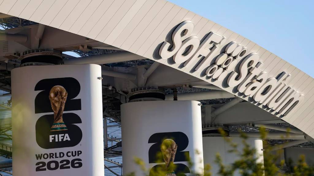 Trabajadores del SoFi Stadium amenazan con huelga a días del inicio del ...